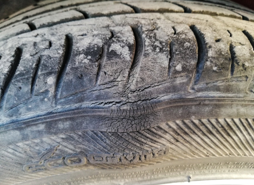 6 Ciri Ban Mobil Harus Diganti Secepatnya - Suzuki Duta Cendana